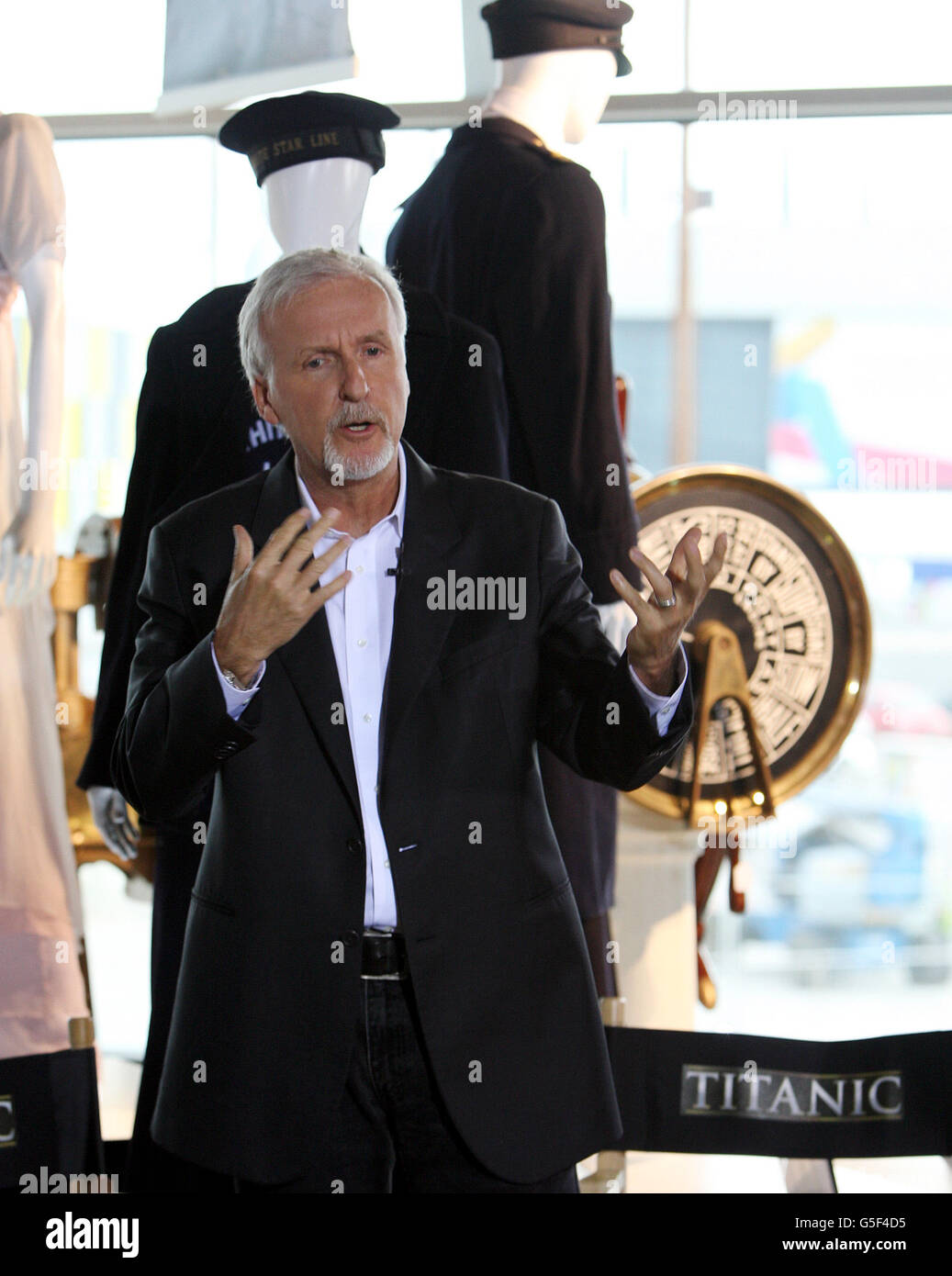 James cameron besucht das titanic museum -Fotos und -Bildmaterial in ... James cameron besucht das titanic museum -Fotos und -Bildmaterial in ...