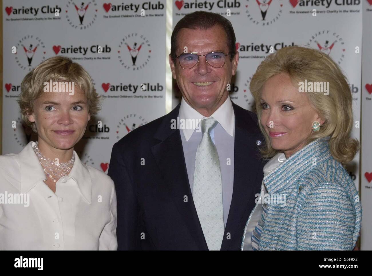 R moore james bond -Fotos und -Bildmaterial in hoher Auflösung – Alamy