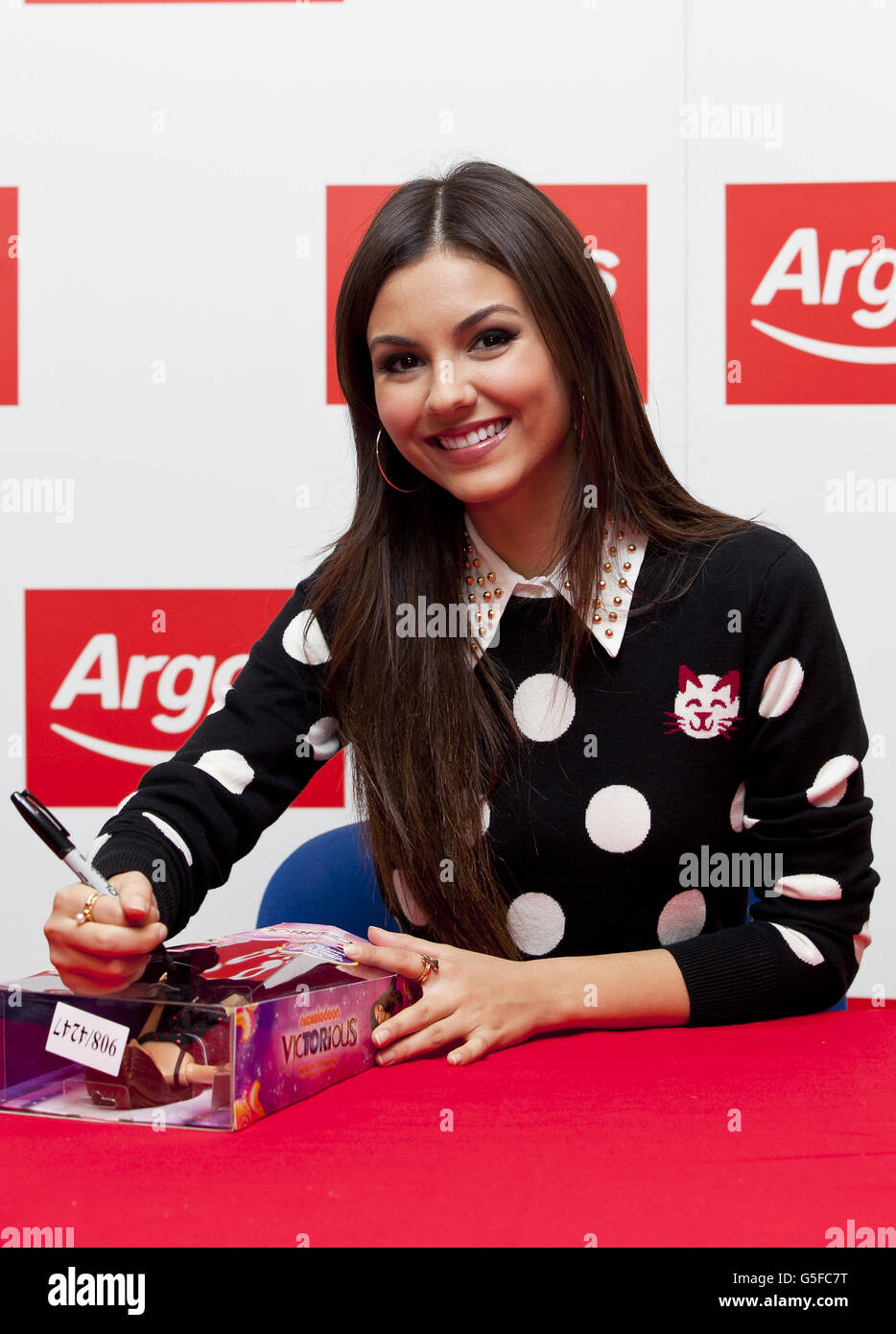 Nickelodeon-Star Victoria Justice trifft Fan und signiert Autogramme in ...