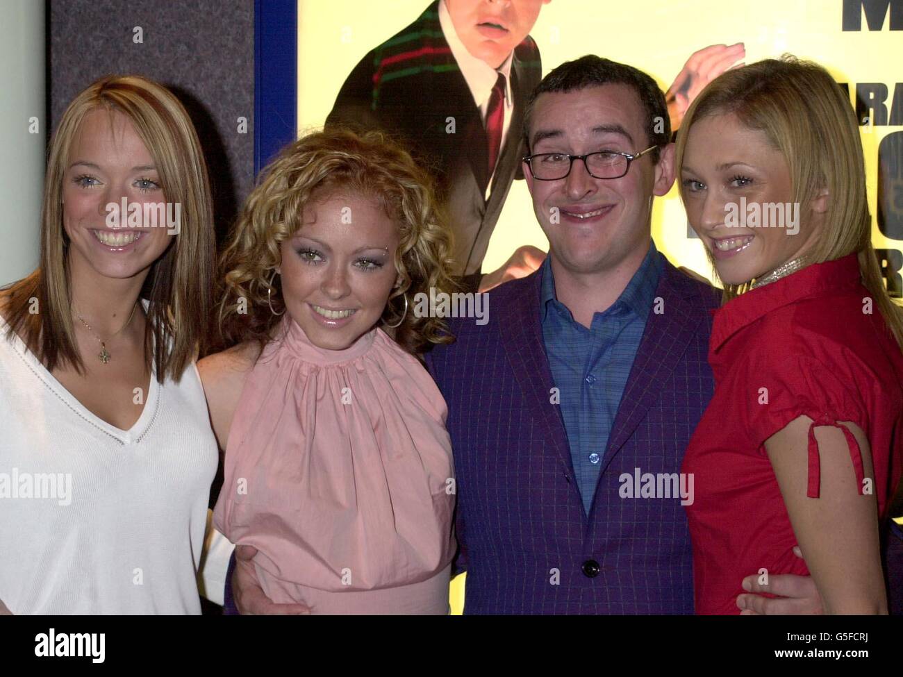 Der Komiker und Schauspieler Steve Coogan mit der Popgruppe Atomic ...