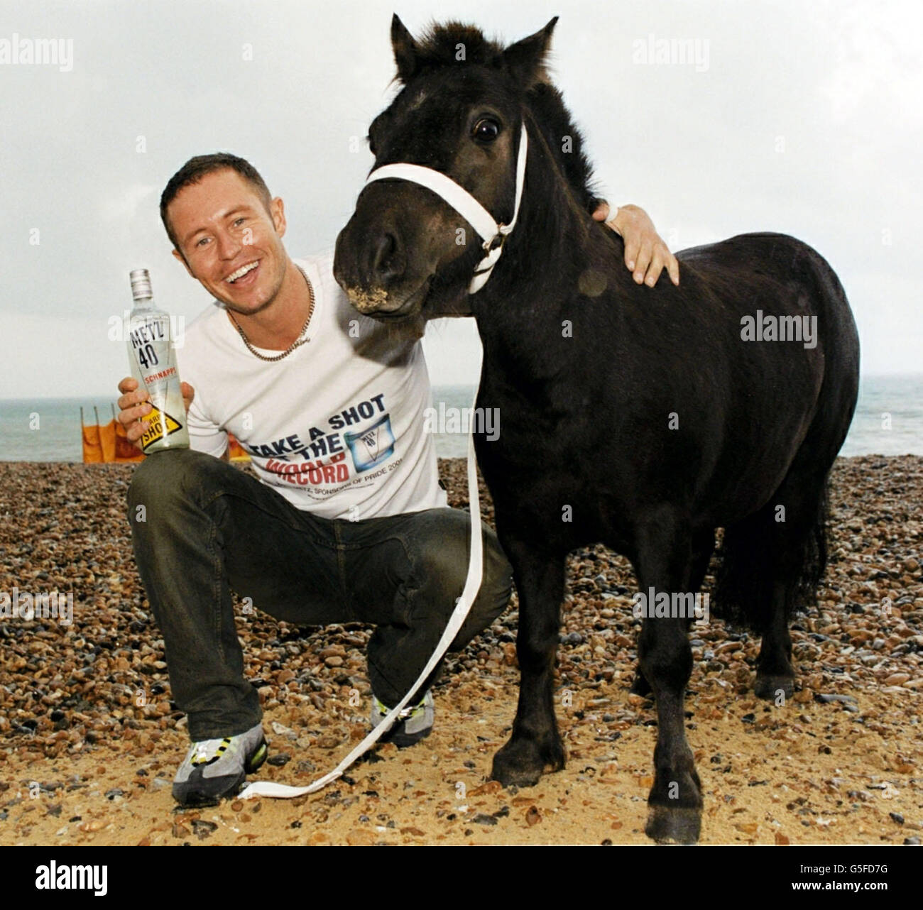 Big Brother hat Josh Rafter am Strand von Brighton vertrieben, um einen ...