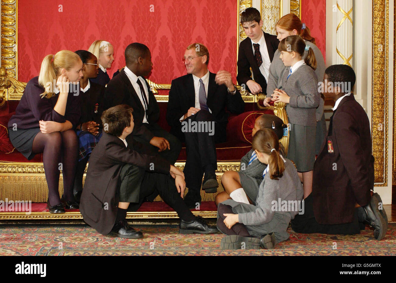 Der Poet Laureate Andrew Motion (C) spricht mit Schülern der London ...