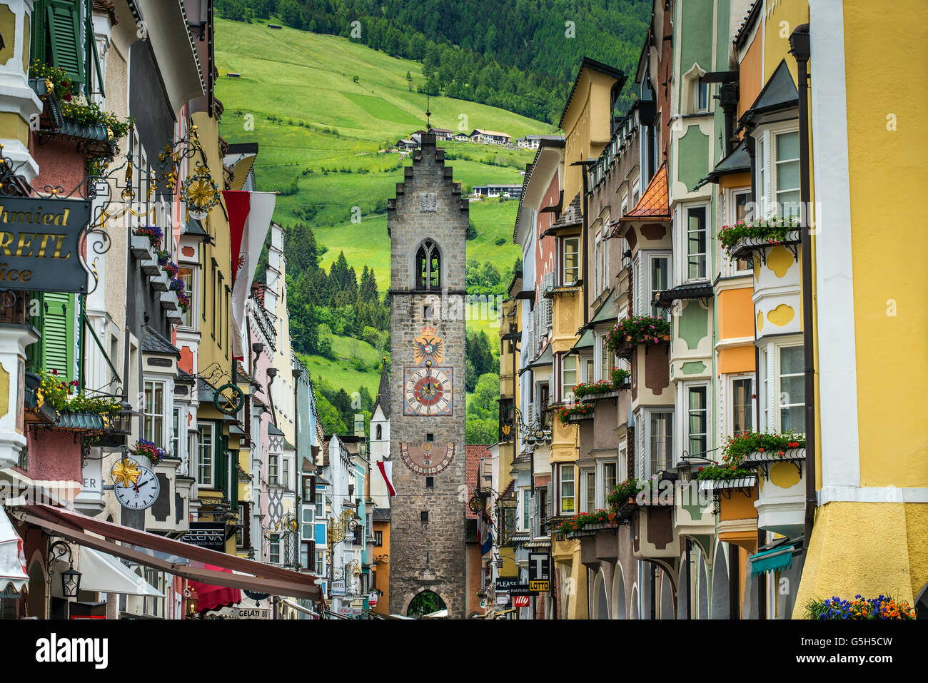 Blick auf die Altstadt mit mittelalterlichen Turm Zwolferturm, Sterzing ...