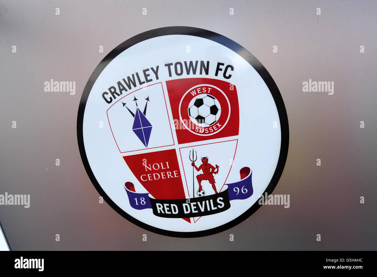 Allgemeine Ansicht des Crawley Town Football Club-Emblems und Logo im ...