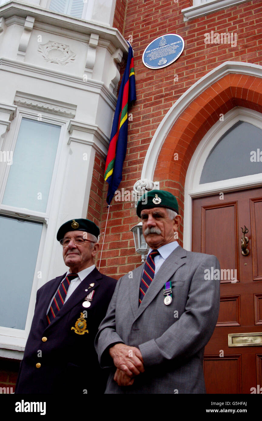 Ron Locke (links), Vorsitzender der südlichen Region der Royal Marines ...