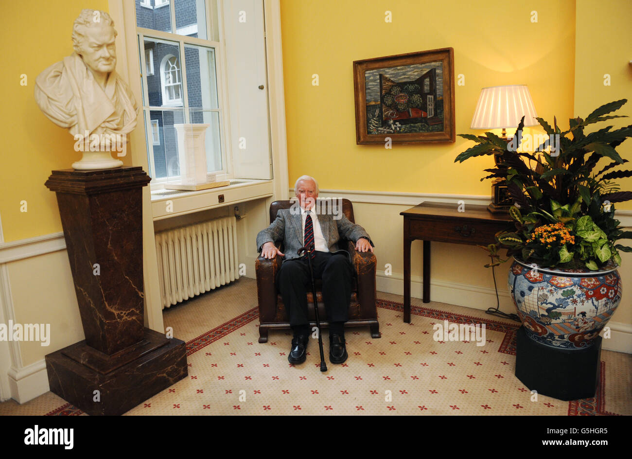 Bomber command pilot leslie valentin sitzt in downing street -Fotos und ...