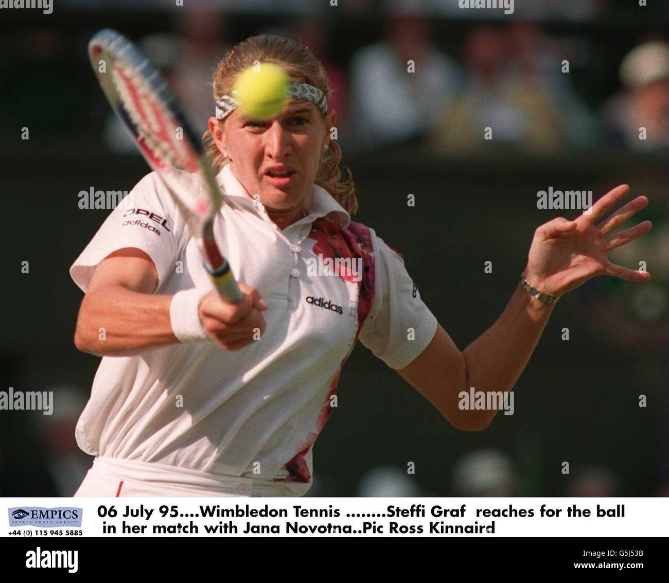 06. Juli 95. Wimbledon Tennis. .Steffi Graf greift in ihrem Spiel mit ...