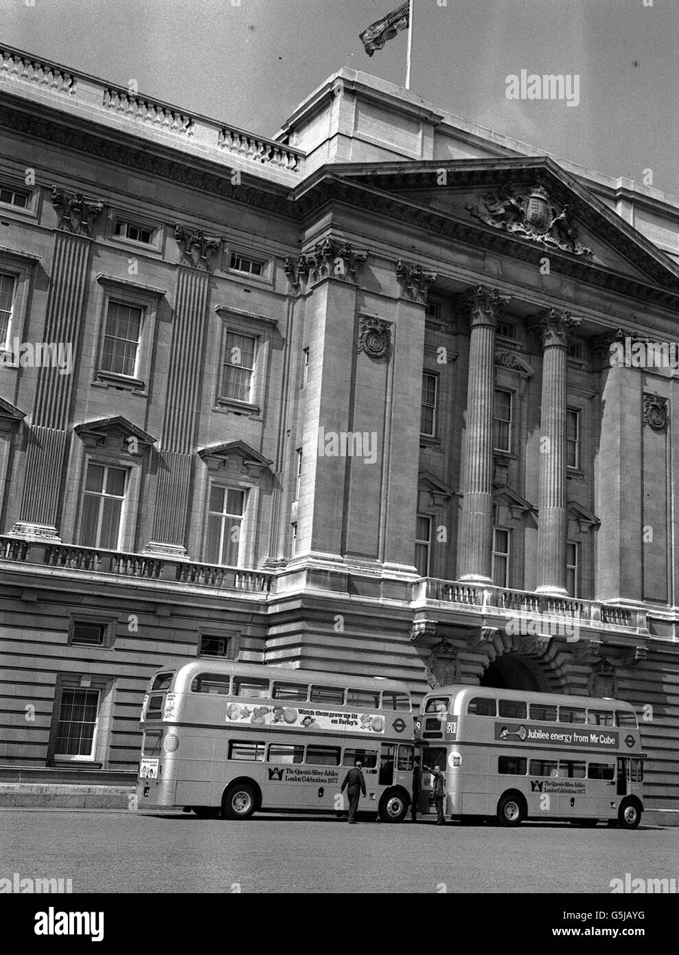 Royalty - Queen Elizabeth II Silver Jubilee. Silver Jubilee Buses am ...