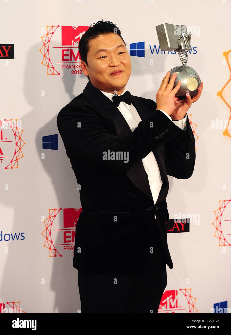 Psy mit dem Preis für das beste Video im Presseraum bei den MTV Europe Music Awards 2012 in der ...
