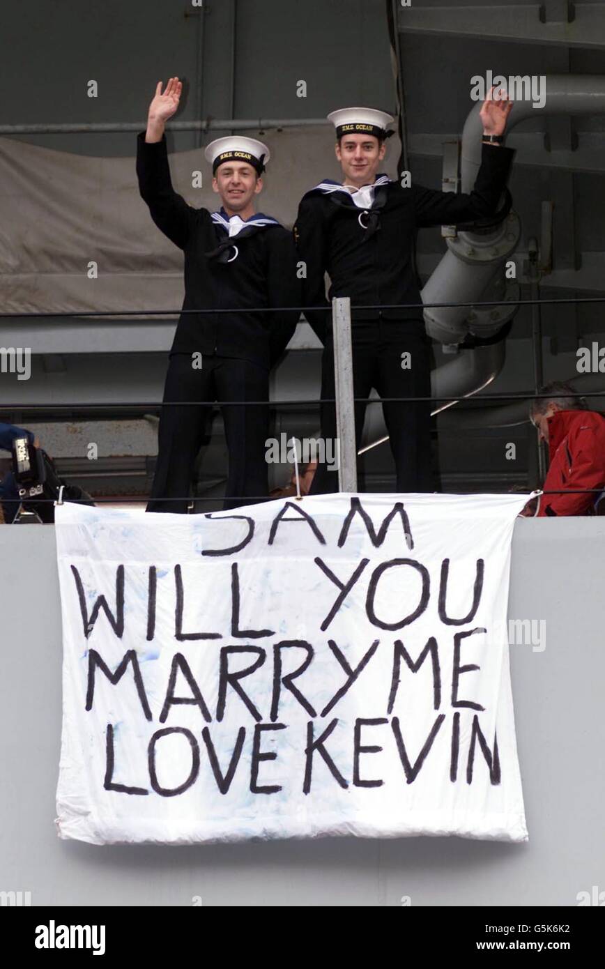 Navy Segler Neil Talbot (L) und Kevin Gregory (Paar winkt) schlagen ...
