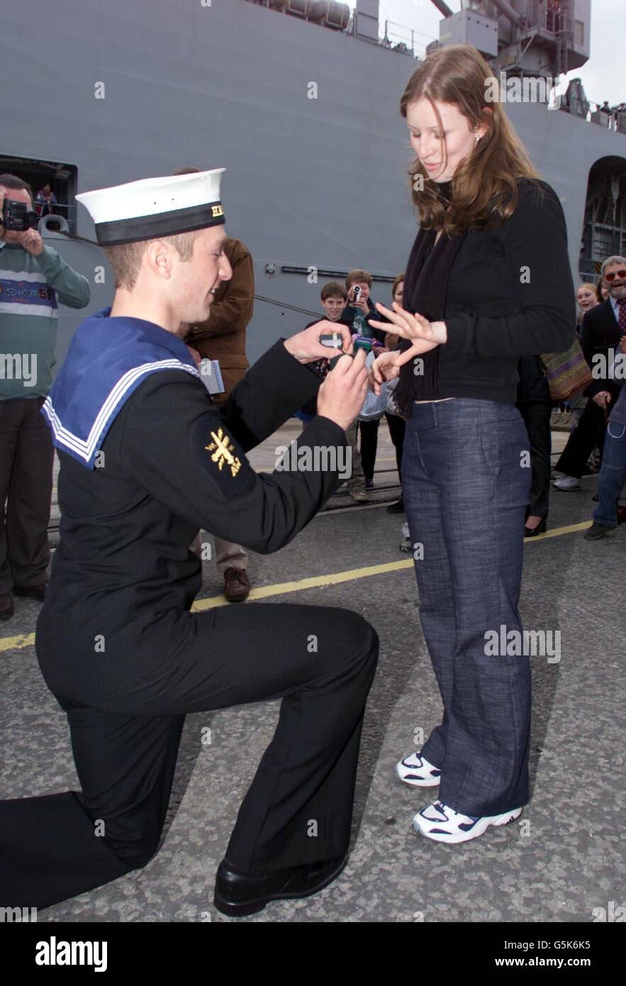 Der Mechaniker Neil Talbot von HMS Ocean schlägt seiner Freundin Emma ...