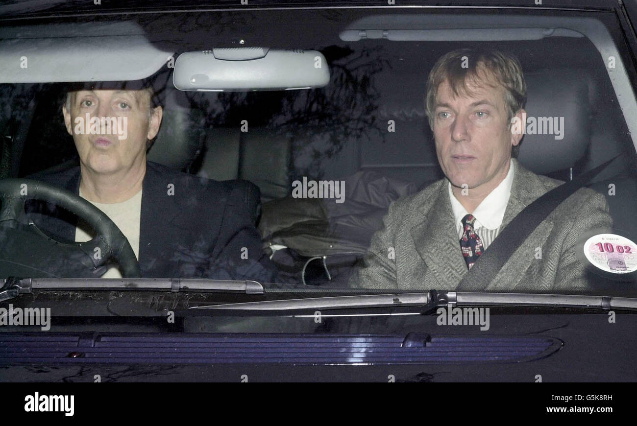 Sir Paul McCartney (links) kommt mit seinem persönlichen Assistenten ...
