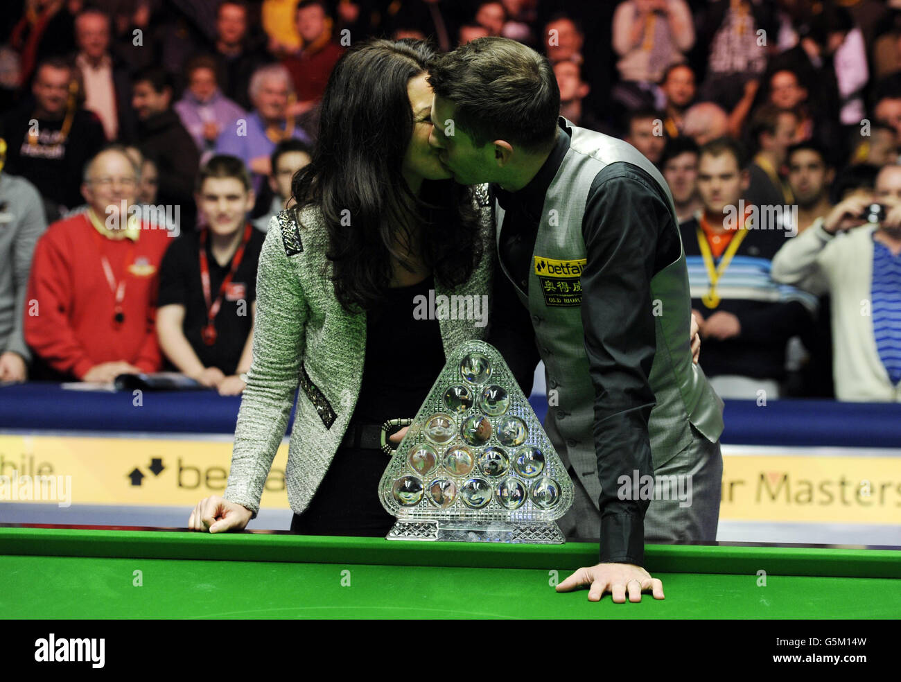 Mark Selby und seine Frau Vikki LAYTON feiern seinen Sieg über Neil ...