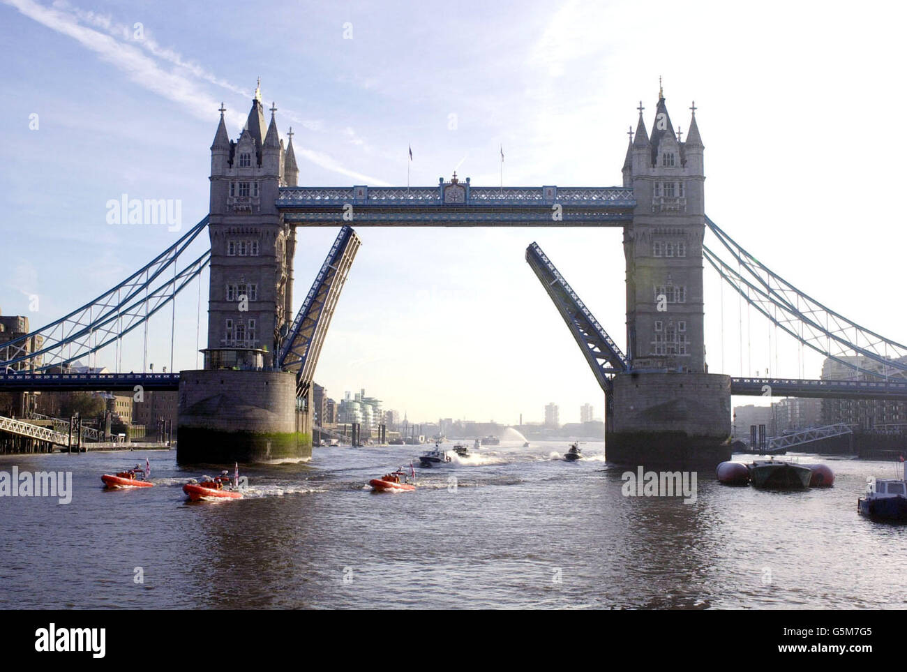 Drei Boote der Royal National Lifeboat Institution (RNLI) fahren ...