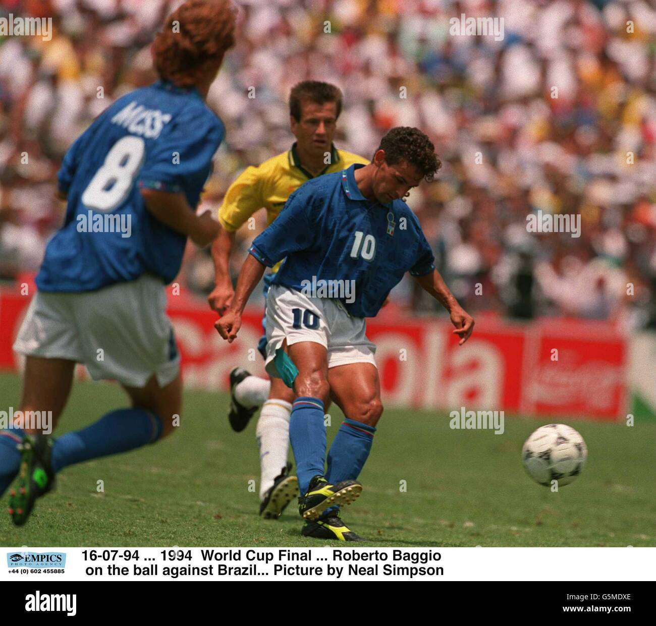 16-07-94, WM-Finale 1994, Roberto Baggio am Ball gegen Brasilien. Bild ...