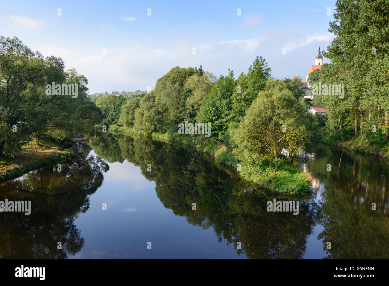 Fluss Schwarzer Regen, Kirche St. Augustinus, Viechtach, Deutschland ...