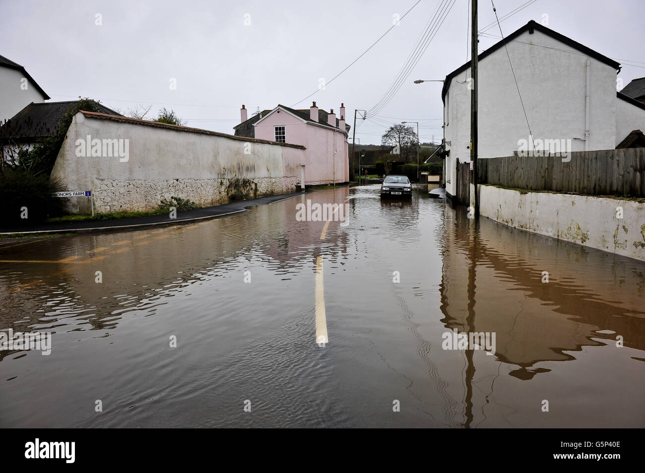 Ein Blick auf das Hochwasser in der High Street in Stoke Canon, in ...