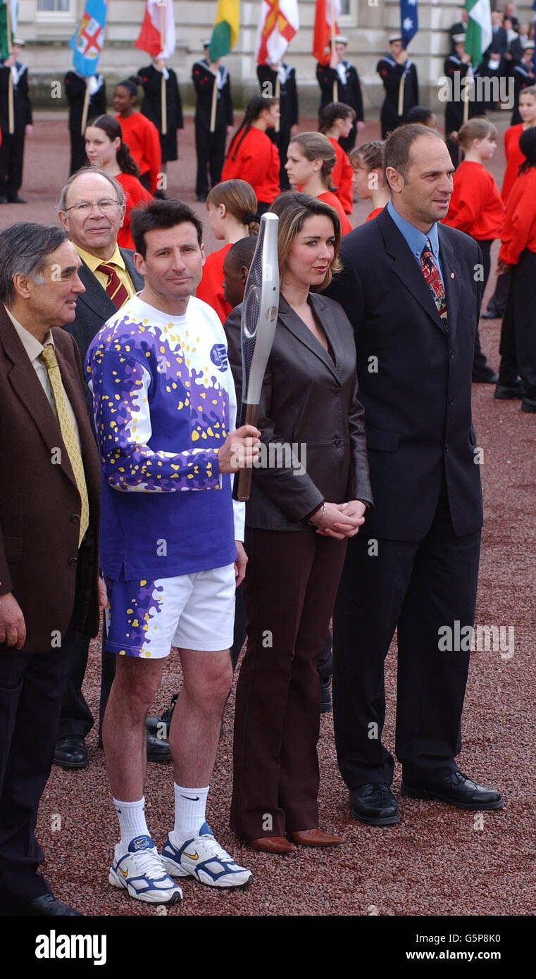 Von links: George Best, Sebastian Coe (mit dem Staffelstab des ...