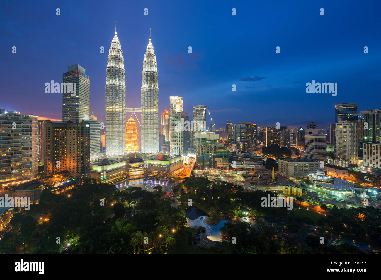Kuala Lumpur-Hochhaus in der Nacht in Malaysia. Städtischen Skyline von ...