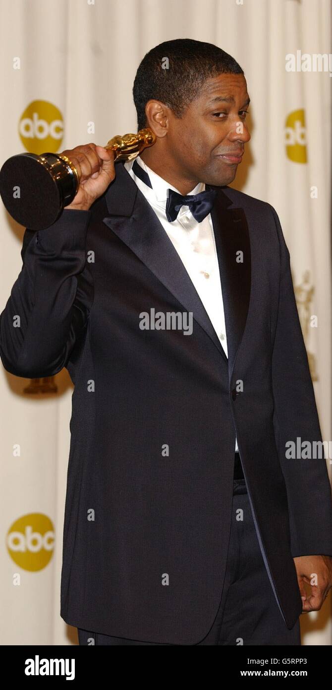 Denzel Washington mit seinem Best Actor Award für den Film Training Day ...