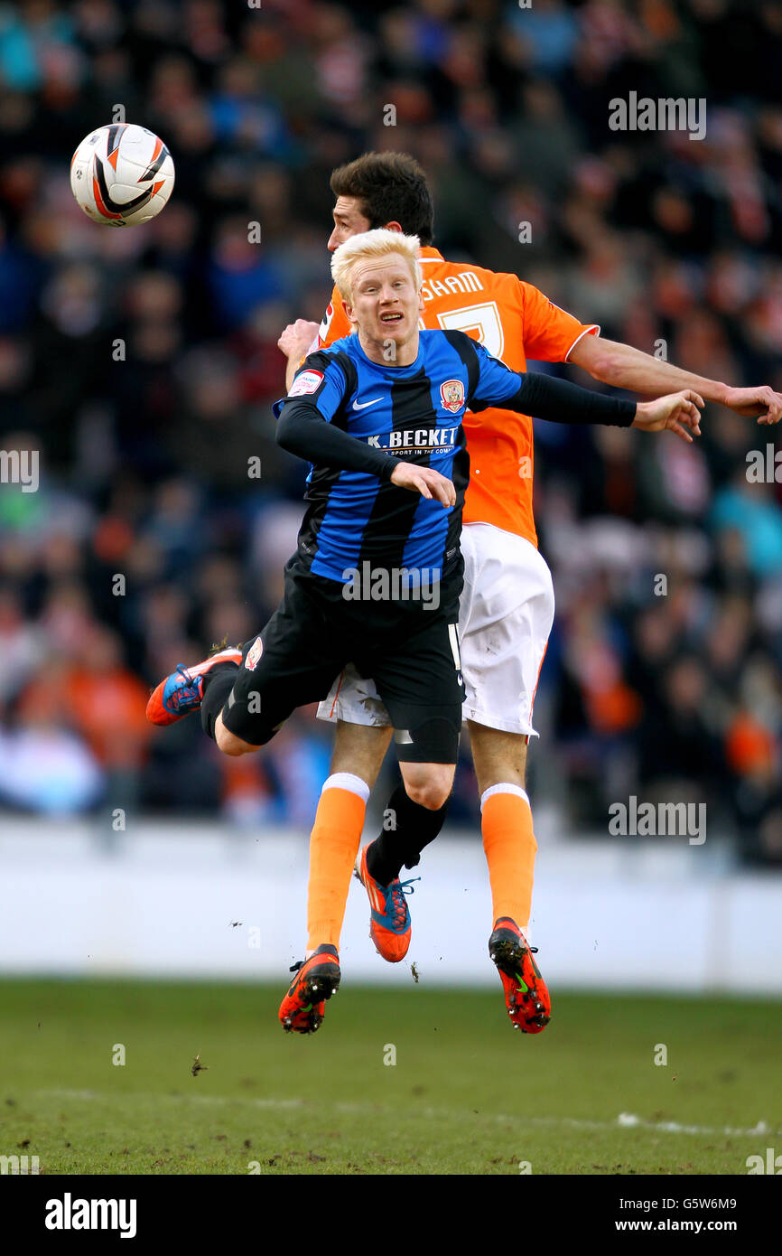 Blackpools chris basham hinter und barnsleys david perkins -Fotos und ...