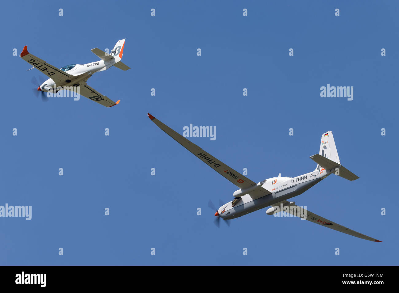 Grob G-520T Egrett Aufklärungsflugzeug D-FHHH in Fomration mit Grob G ...