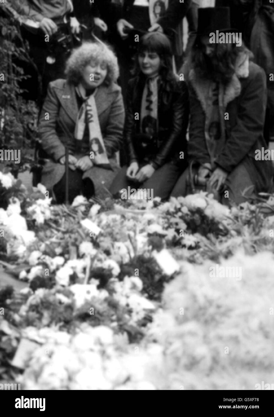 Weinende Fans bei der Beerdigung von Marc Bolan Stockfotografie - Alamy