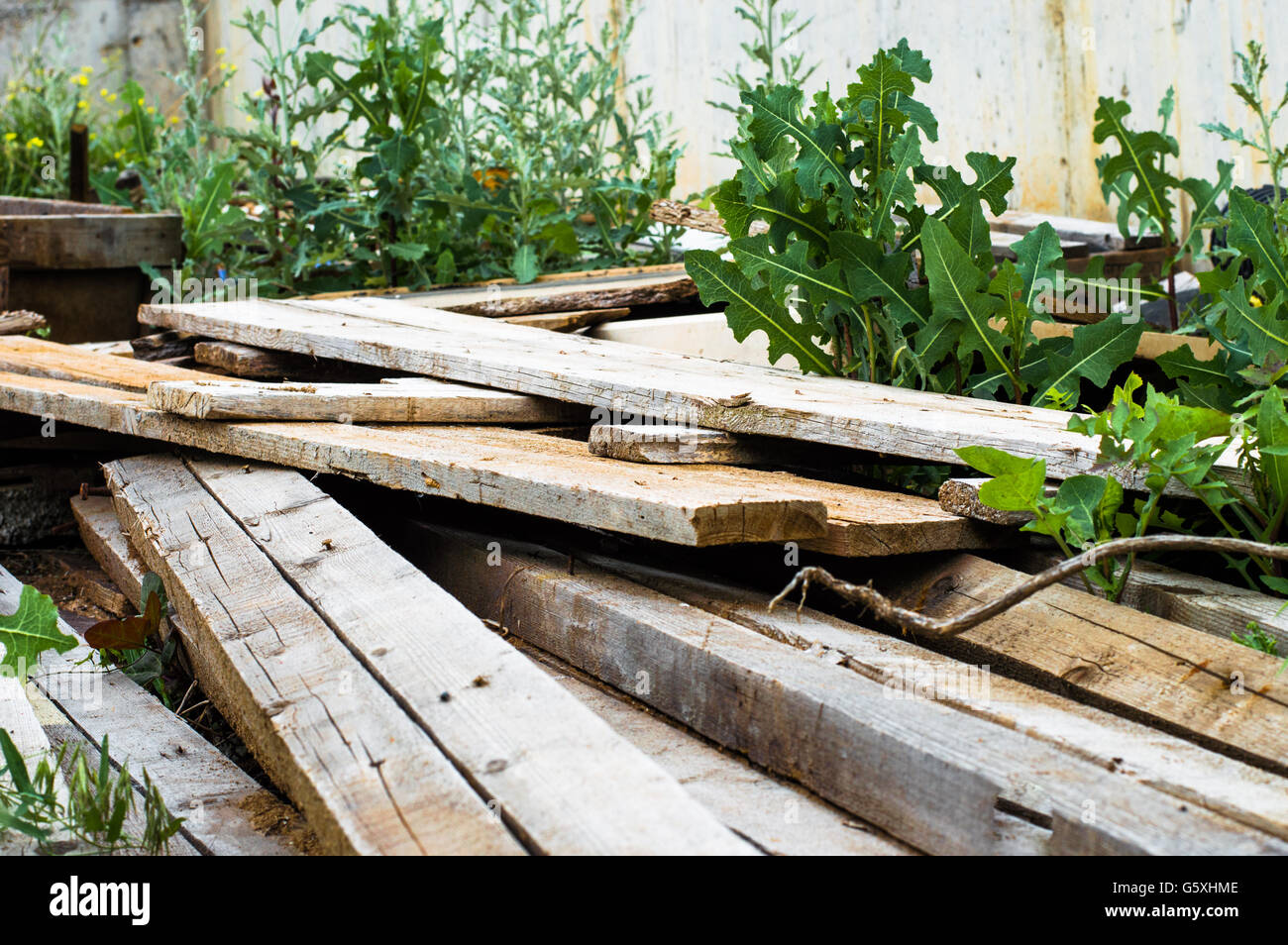 Pile scrap wood -Fotos und -Bildmaterial in hoher Auflösung – Alamy