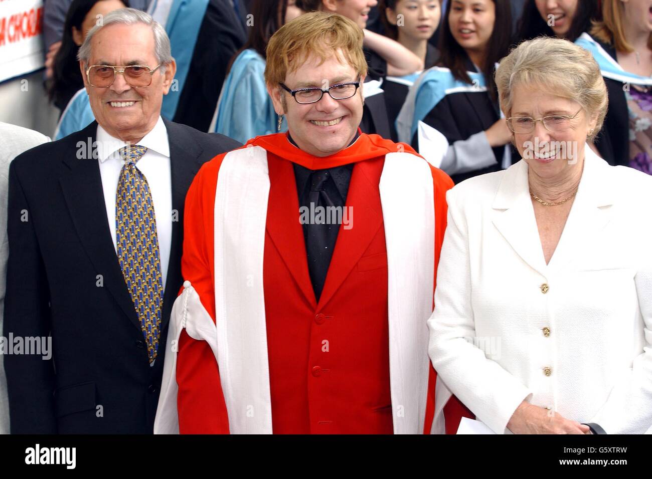 Sir Elton John lächelt mit seiner Mutter Sheila und seinem Stiefvater ...