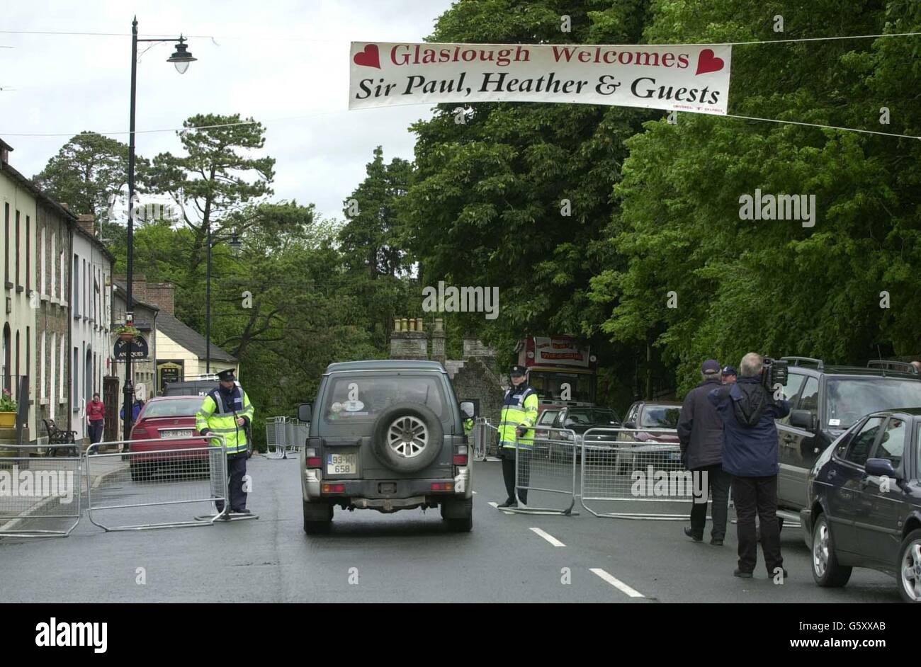 Dorfbewohner heben banner vor toren schloss leslie in glaslough -Fotos ...