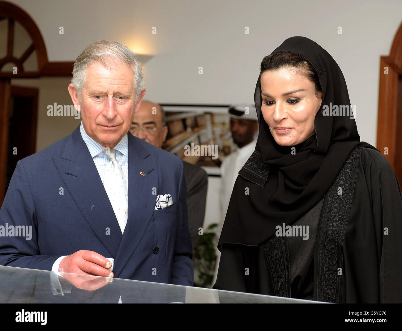Der Prinz von Wales mit Sheikha Mozah, dem Vorsitzenden der Qatar ...