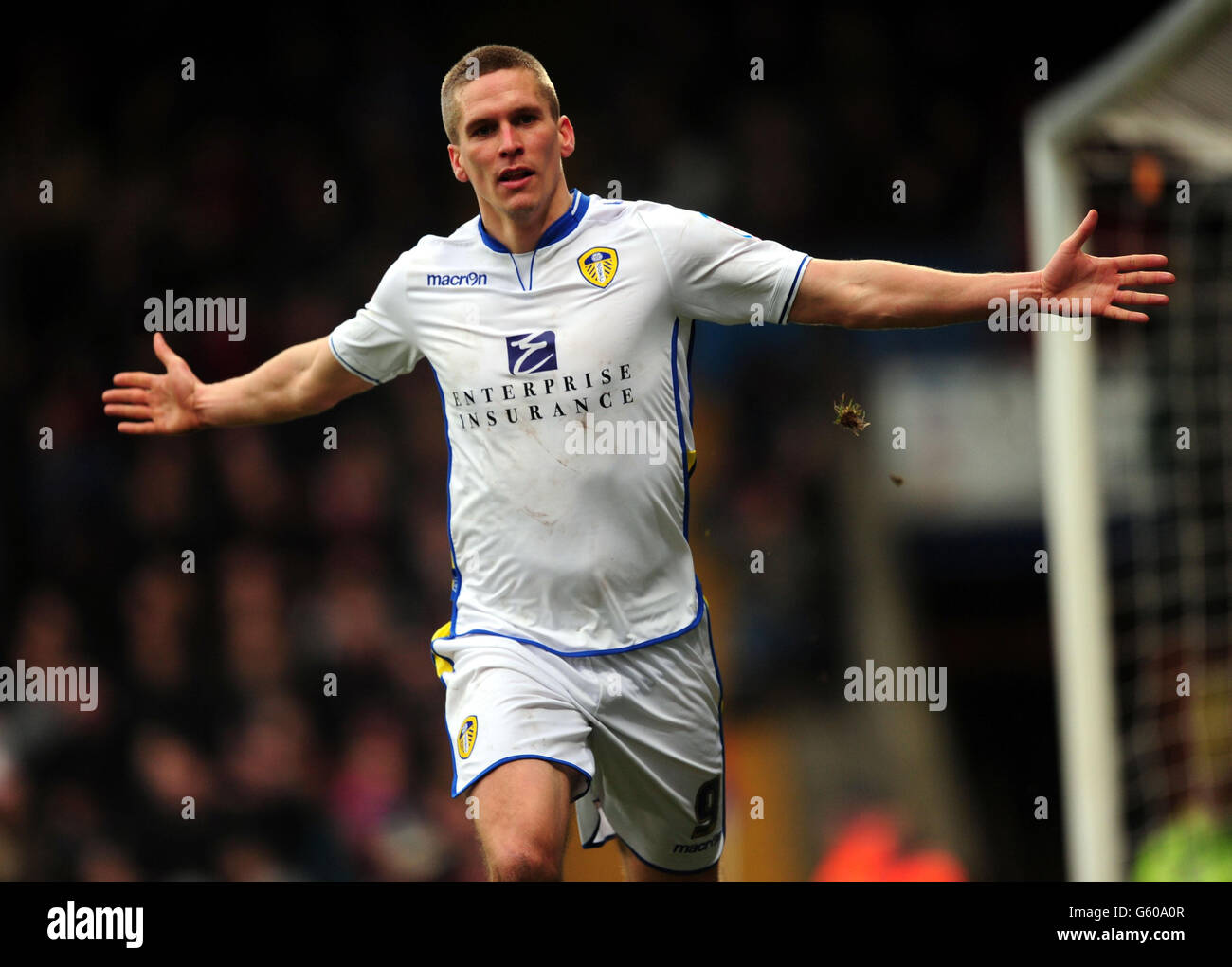 Steve Morison von Leeds United feiert sein zweites Tor während des ...