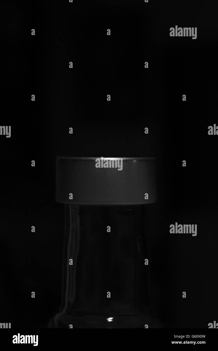 Absolut vodka bottle -Fotos und -Bildmaterial in hoher Auflösung – Alamy