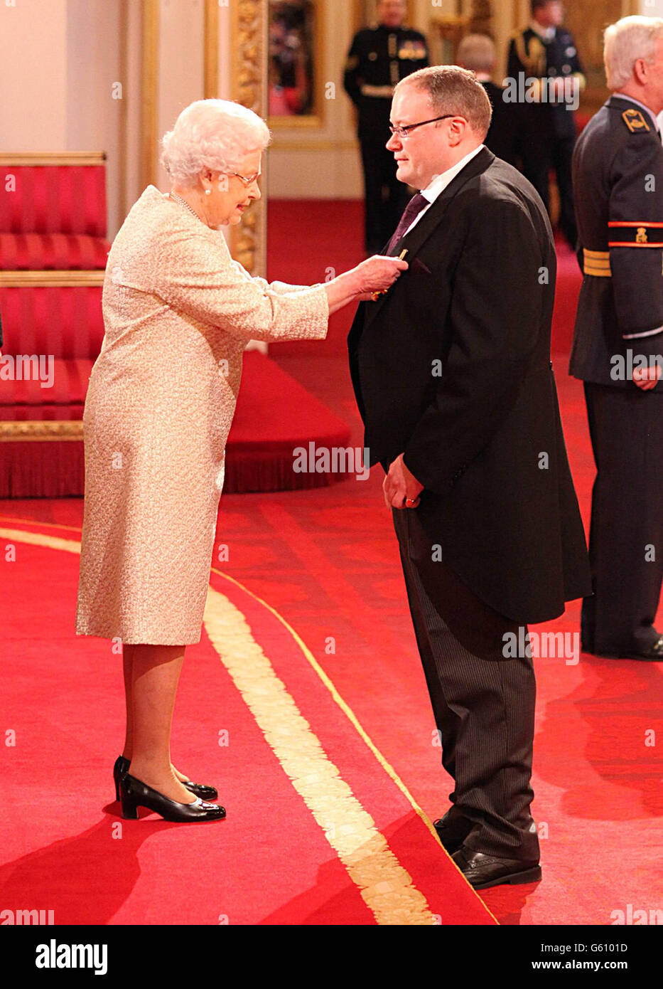Receiving obe queen elizabeth ii buckingham palace -Fotos und ...
