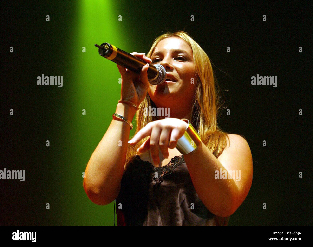 Heidi kommt von der Mädchengruppe Sugababes, die auf der Bühne in der ...