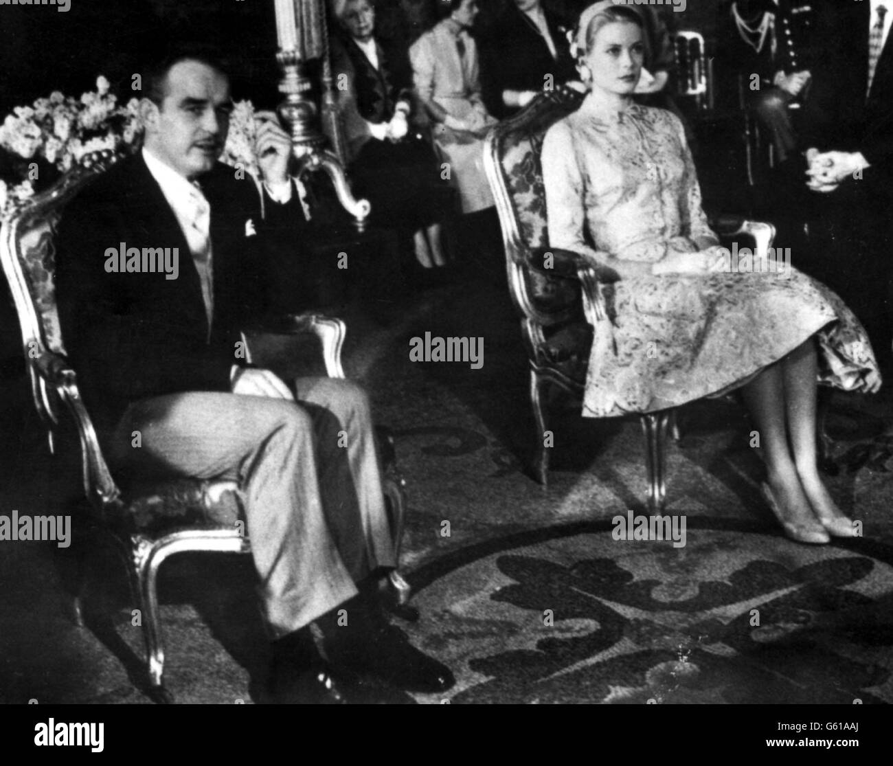 Fürst Rainier und Grace Kelly sitzen nebeneinander Stockfotografie - Alamy