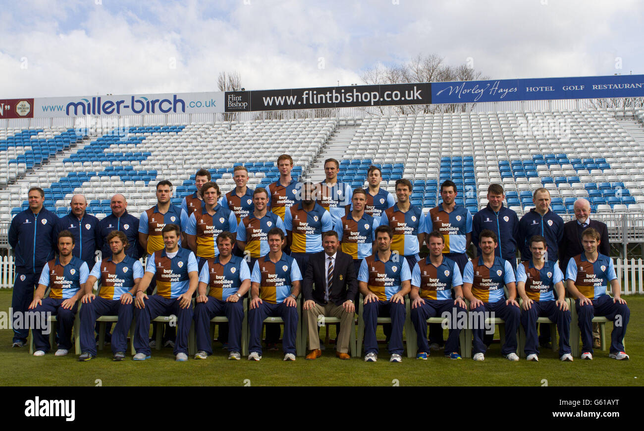 Derbyshire's hintere Reihe (links-rechts) Chris Durham, Alasdair Evans ...