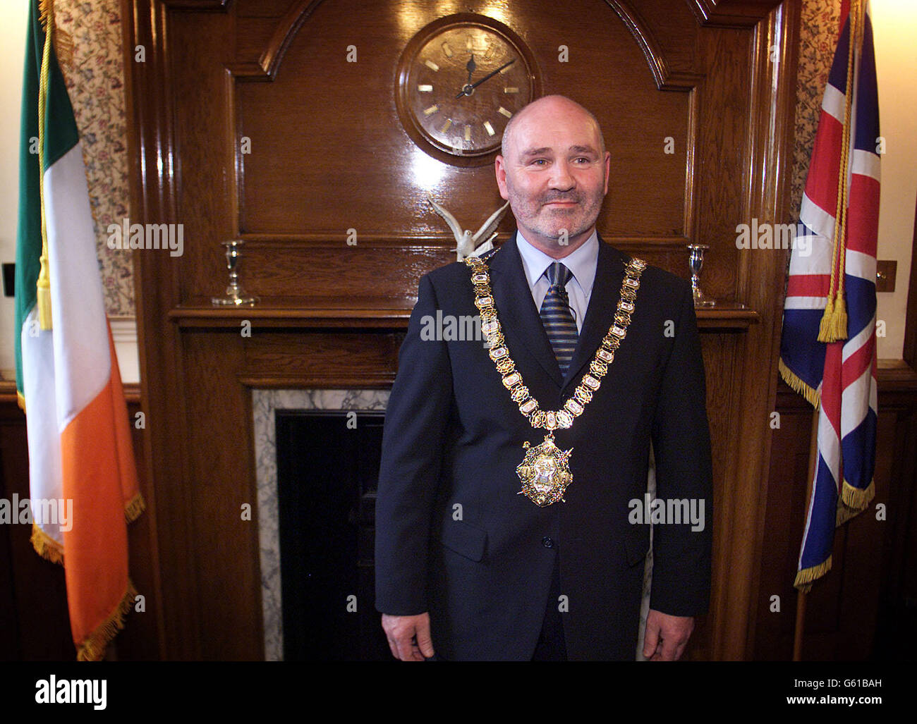 Alex Maskey, der Oberbürgermeister von Belfast von Sinn Fein, steht mit ...