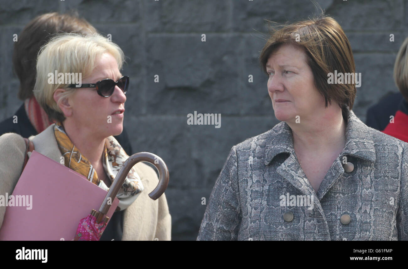 (Von links nach rechts) Dr. Geraldine Gaffney und Hebamme Ann Maria ...