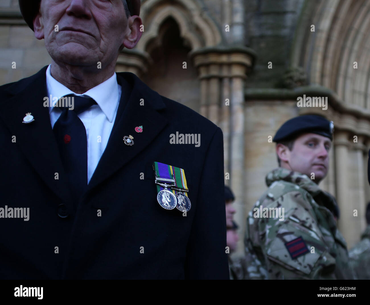 Ehemalige Soldaten bilden eine Ehrenwache, als Truppen des 21 Engineer ...