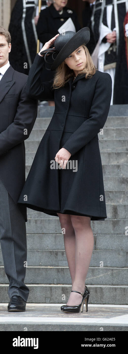 Amanda Thatcher verlässt die St. Paul's Cathedral im Zentrum von London ...