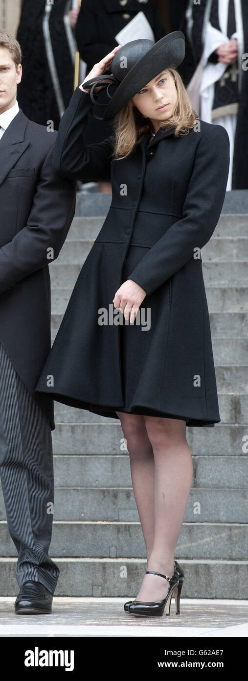 Amanda Thatcher verlässt die St. Paul's Cathedral im Zentrum von London ...