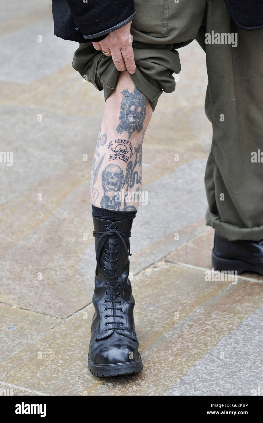 Eine Baroness Thatcher-Unterstützerin zeigt seine Tattoos vor ihrer ...