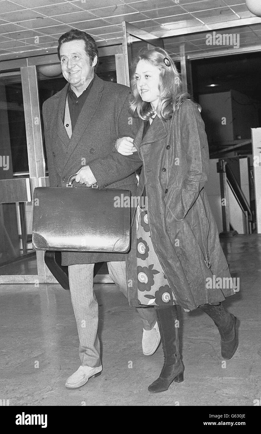 Patrick Macnee mit seiner Tochter Jenny vor dem Flug nach Kalifornien ...