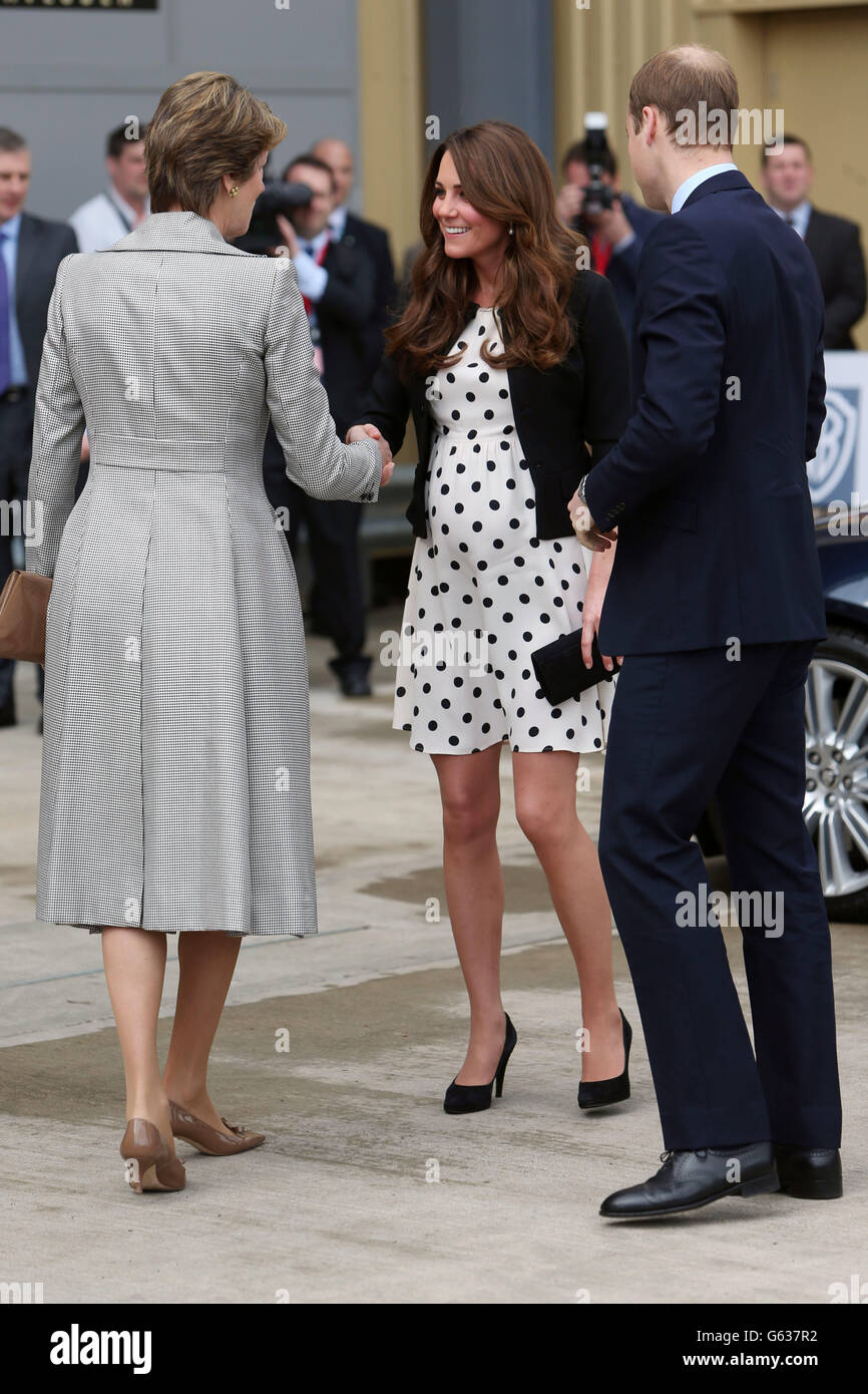 Der Herzog und die Herzogin von Cambridge werden von Lady Verulam ...