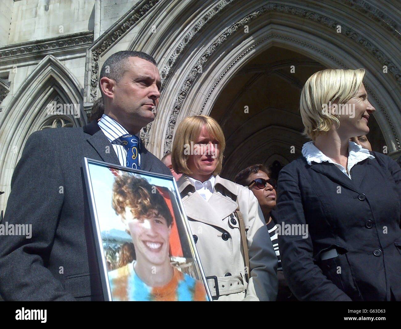 Les parents de la victime de suicide joe lawton -Fotos und -Bildmaterial in hoher Auflösung – Alamy