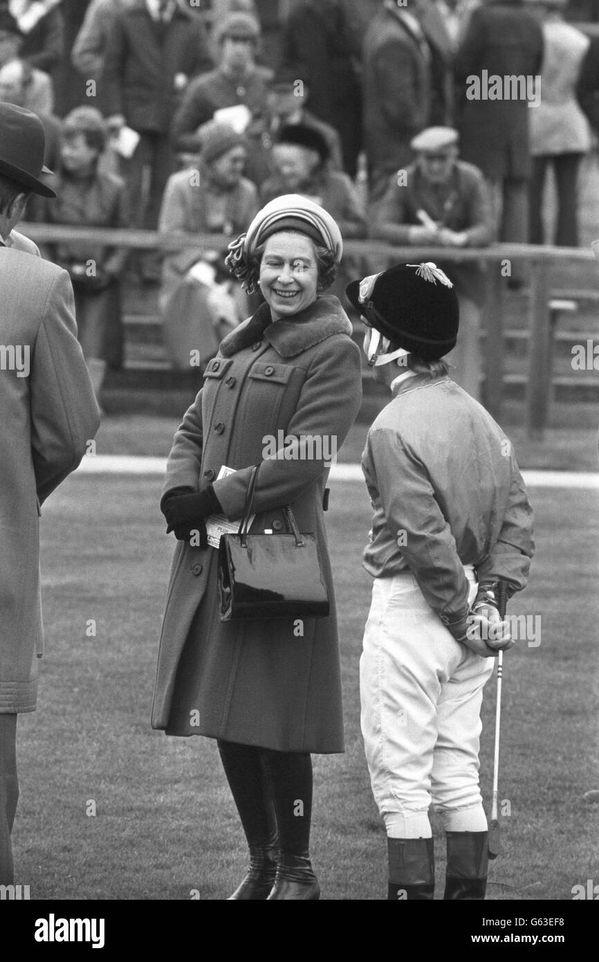 Die Königin teilt einen Witz mit Jockey Willie Carson im Fahrerlager ...