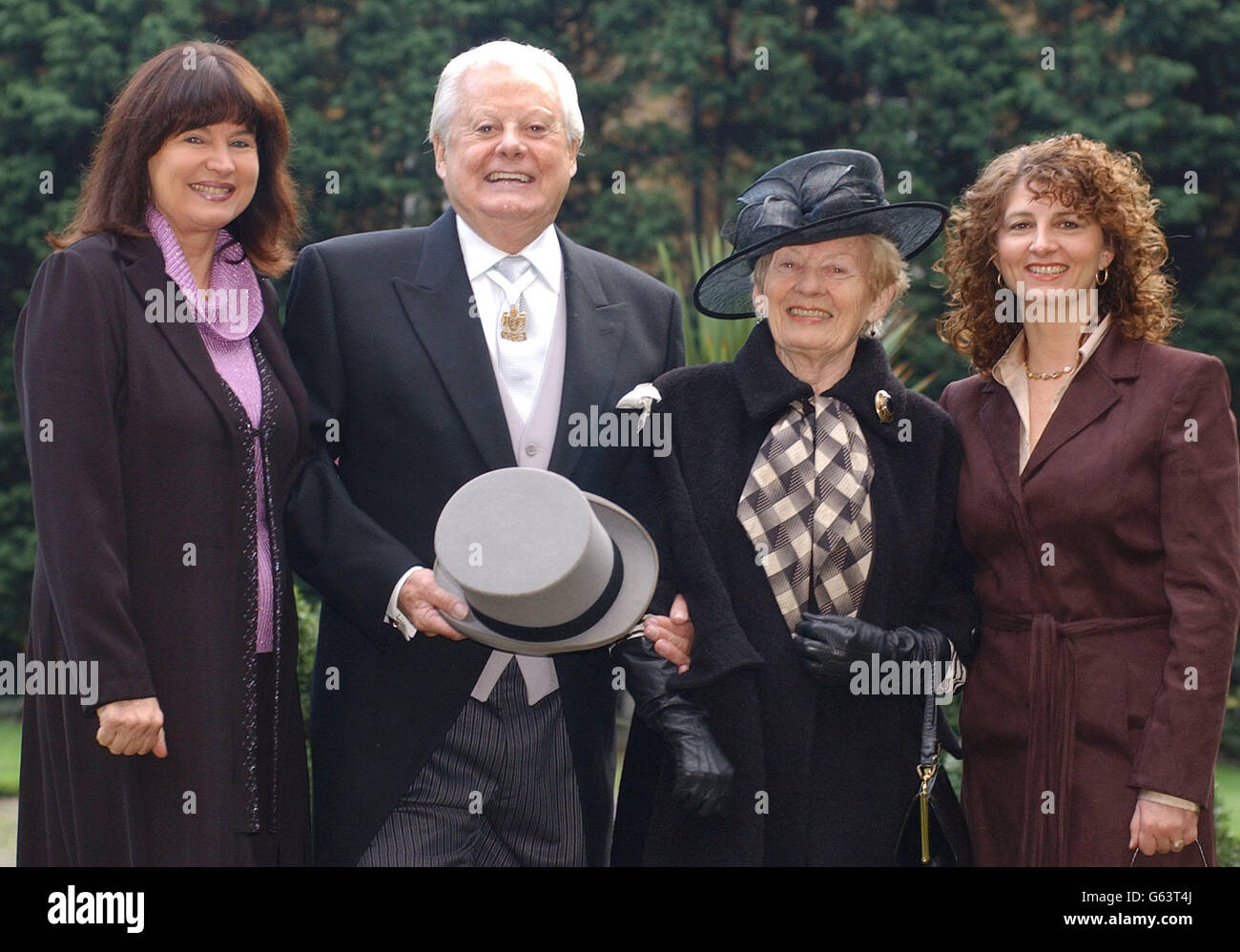 Drag queen danny la rue -Fotos und -Bildmaterial in hoher Auflösung – Alamy