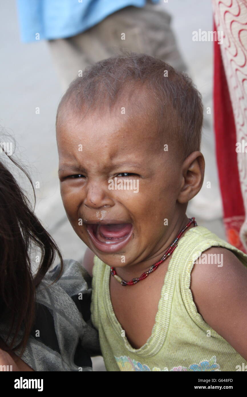 Poor crying child -Fotos und -Bildmaterial in hoher Auflösung – Alamy