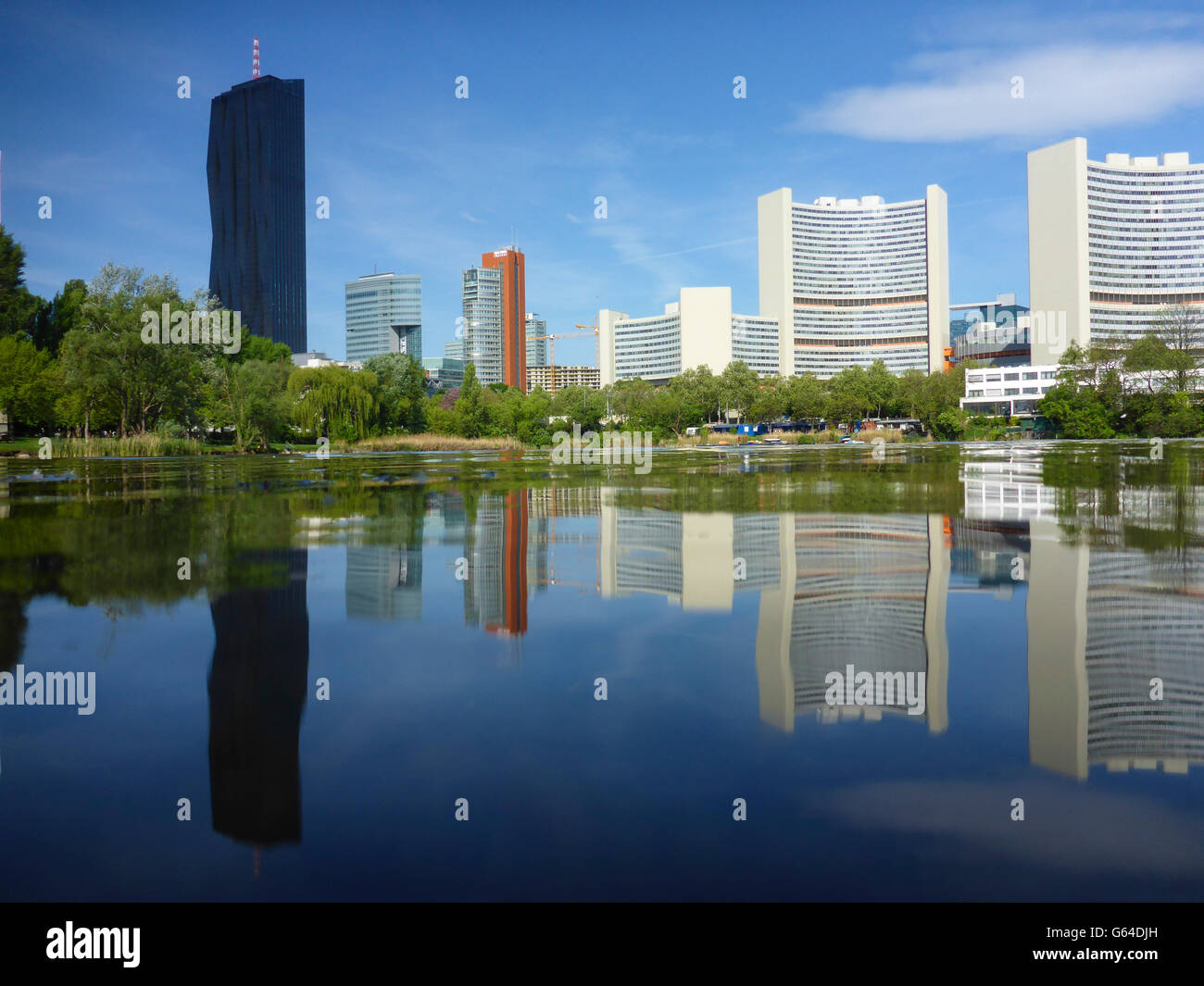 DC Tower 1 in die Donau City und UN-Gebäude am Kaiserwasser, Wien ...